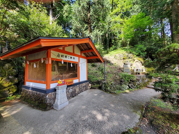 Akamizu Hebi’Ishi Shrine – Home of the Snake God | 道の駅 阿蘇Michi no Eki Aso