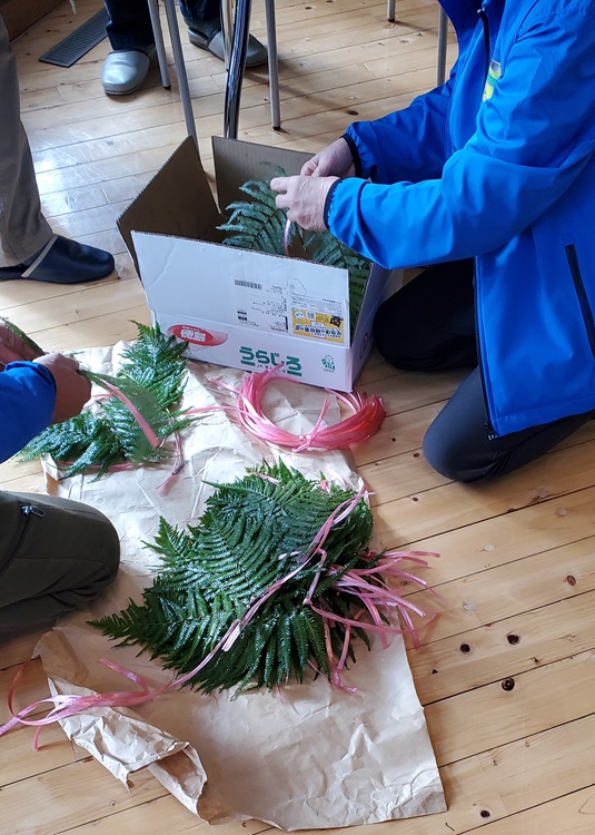 Crafting Shimenawa decorations for New Year | 道の駅 阿蘇Michi no Eki Aso